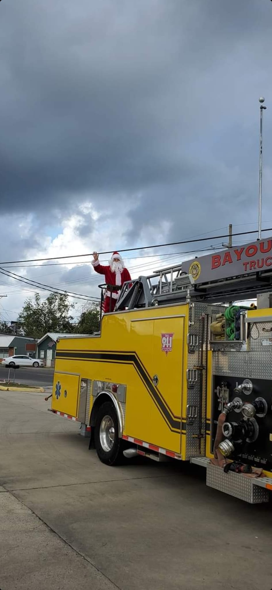 Santa Rides through Bayou Cane | Explore Houma